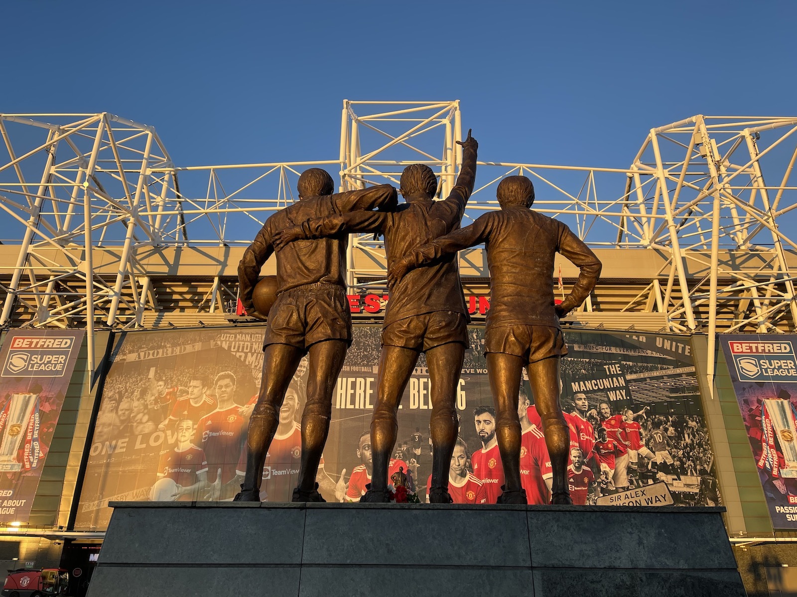 Manchester United looking backward to push forward